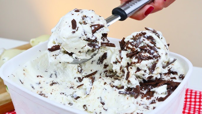 Sorvete de flocos profissional muito cremoso e com pedaços de chocolate ...